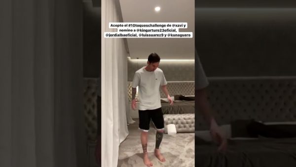 Leo Messi doing The #StayAtHome Challenge with toilet paper - Lionel Messi
