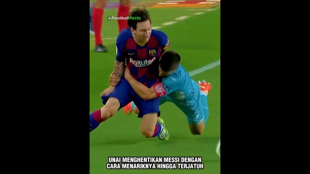 Lionel Messi vs Rugby Player 🤯 - Lionel Messi